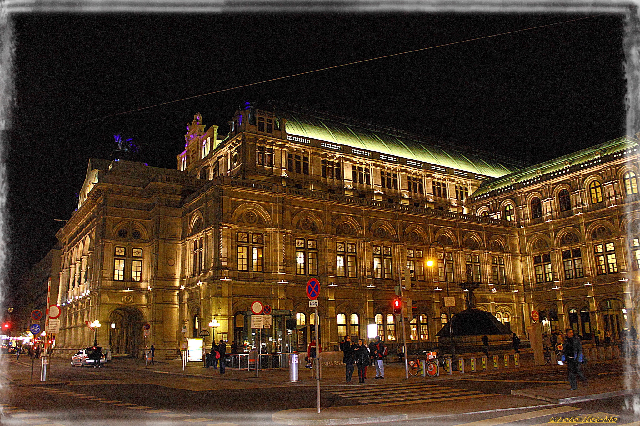 Die Staatsoper am Abend - Innere Stadt