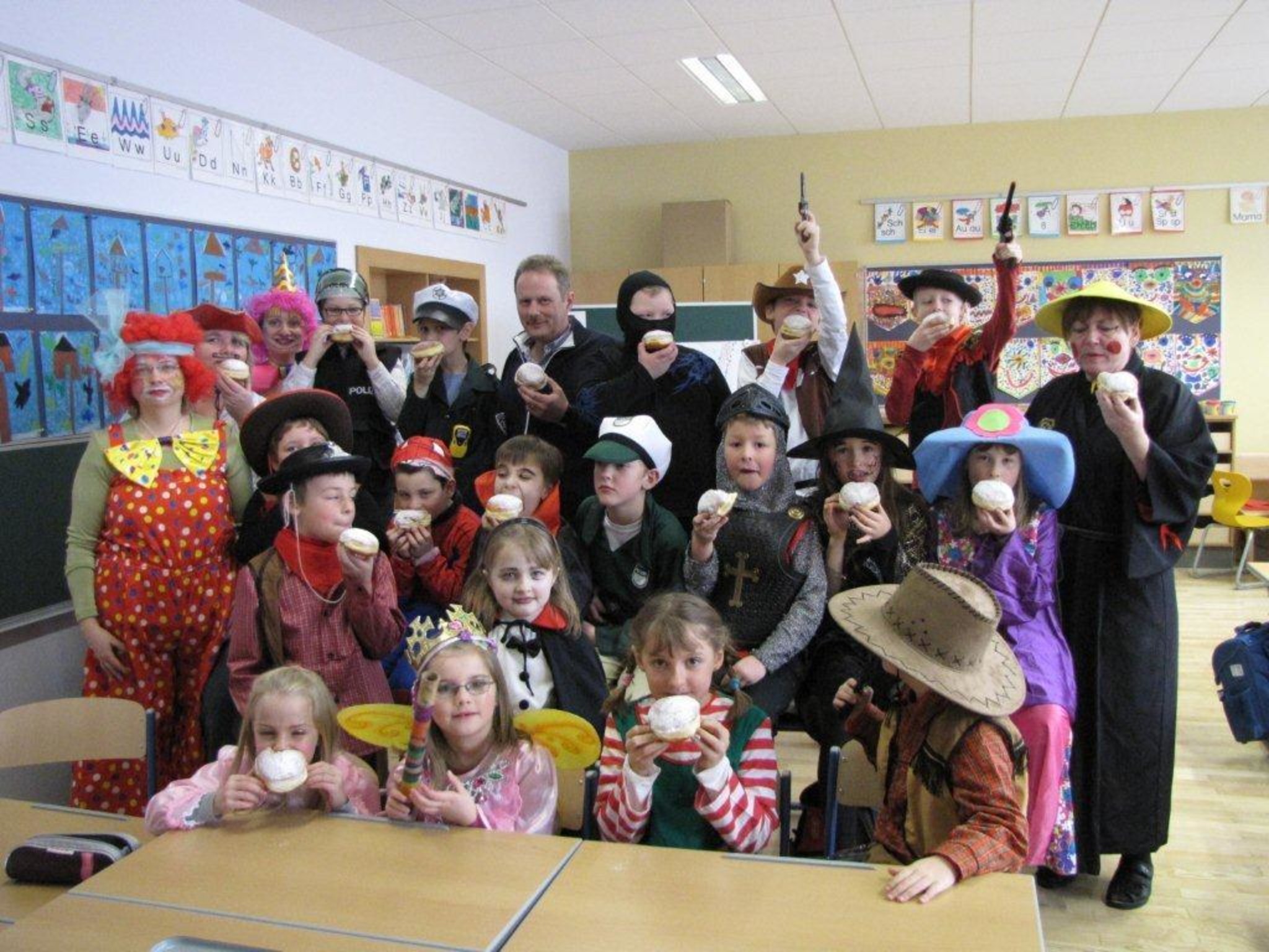 Kinder feiern beim Traberger Faschingsfest - Rohrbach