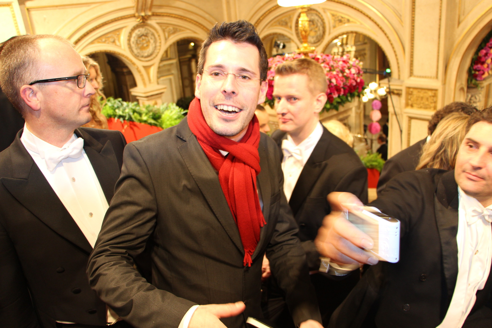 endeckt am Opernball keinen Frack mit rotem Schall ....wer das wohl ist ...