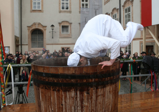Traditioneller Metzgersprung der Salzburger Fleischerinnung - Salzburg ...