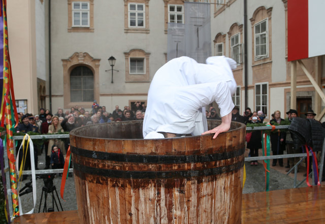 Traditioneller Metzgersprung der Salzburger Fleischerinnung - Salzburg ...