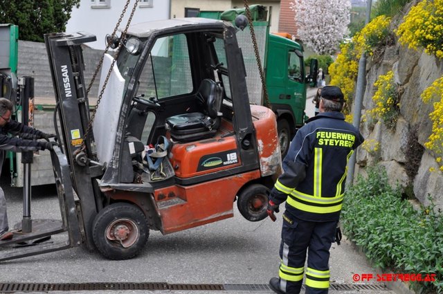 Staplerunfall mit eingeklemmter Person in Steyregg - Urfahr-Umgebung