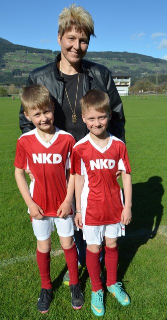 NKD stiftet Fußballnachwuchs neues Dress - Spittal