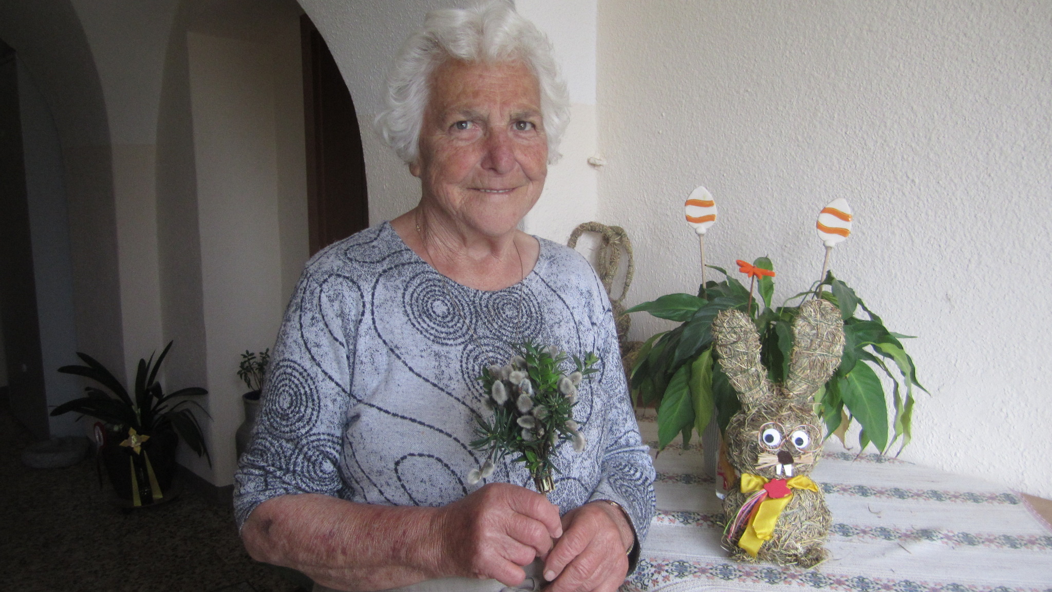 Frau Olga Huber mit ihren Palmenzweigen,für den Palmsonntag - Feldkirchen