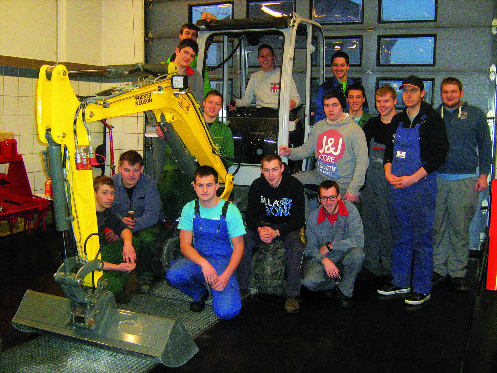 Wacker Neuson unterstützt Lehrlingsausbildung an Berufsschule Wels ...