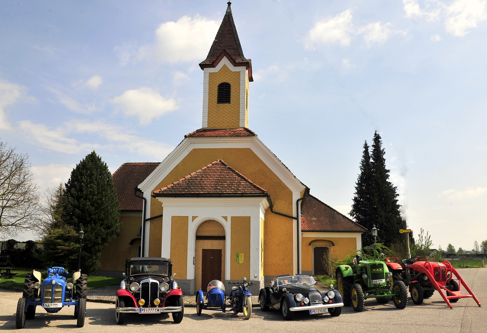 Oldtimertreffen mit Ausfahrt von historischen Traktoren, Autos und ...