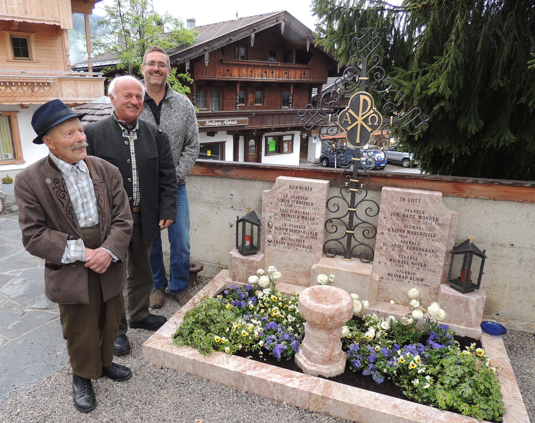 Neu gestaltetes Priestergrab in Alpbach - Kufstein