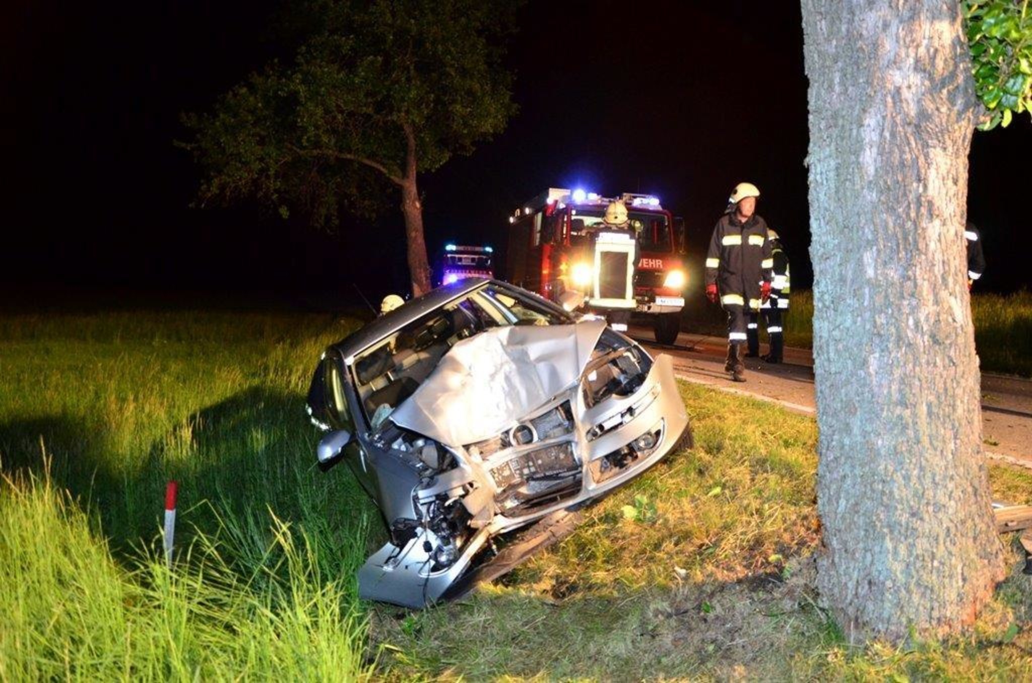 B 26: Mit Auto frontal gegen Baum - Neunkirchen