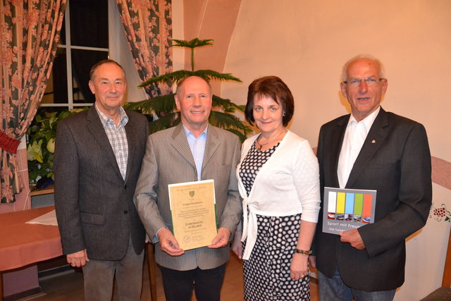 Ehrennadel für Sport-Professor - Krems