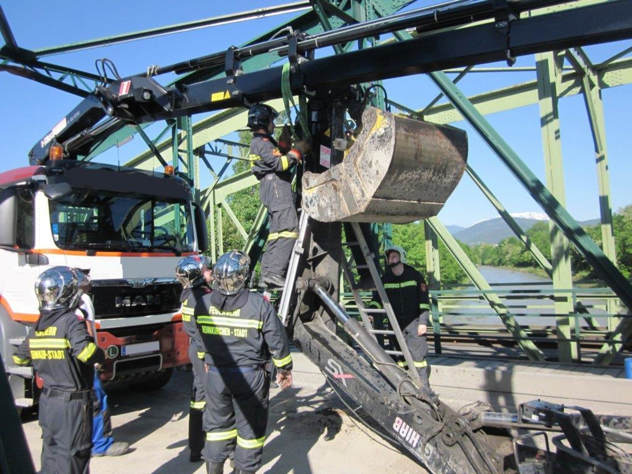 Lkw kracht mit Kran gegen Brücke - Neunkirchen