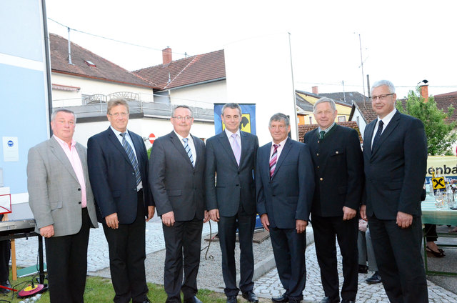 Schaller beim Kundenempfang in der Raiffeisenbank Waizenkirchen ...