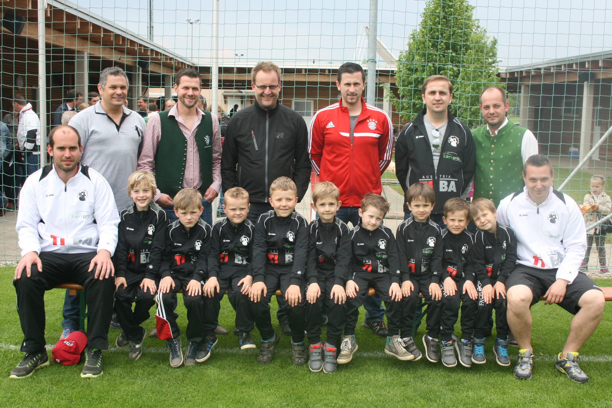 Neue Trainingsanzüge für den Nachwuchs des AC Linden Leibnitz - Leibnitz