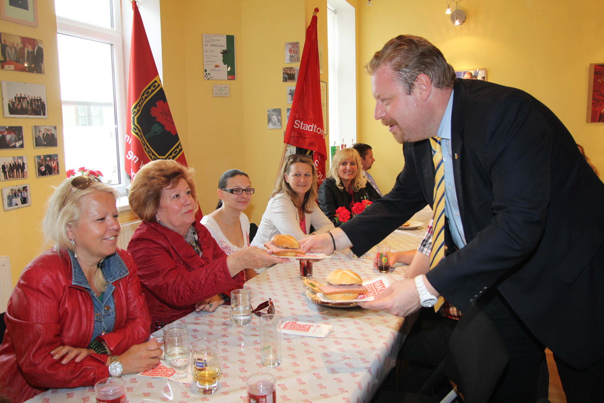 Stadtchef macht auf Kellner - Wiener Neustadt