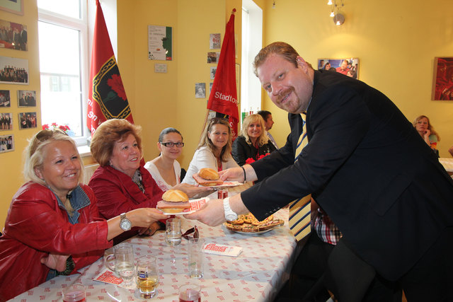 Stadtchef macht auf Kellner - Wiener Neustadt