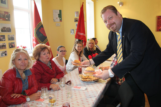 Stadtchef macht auf Kellner - Wiener Neustadt