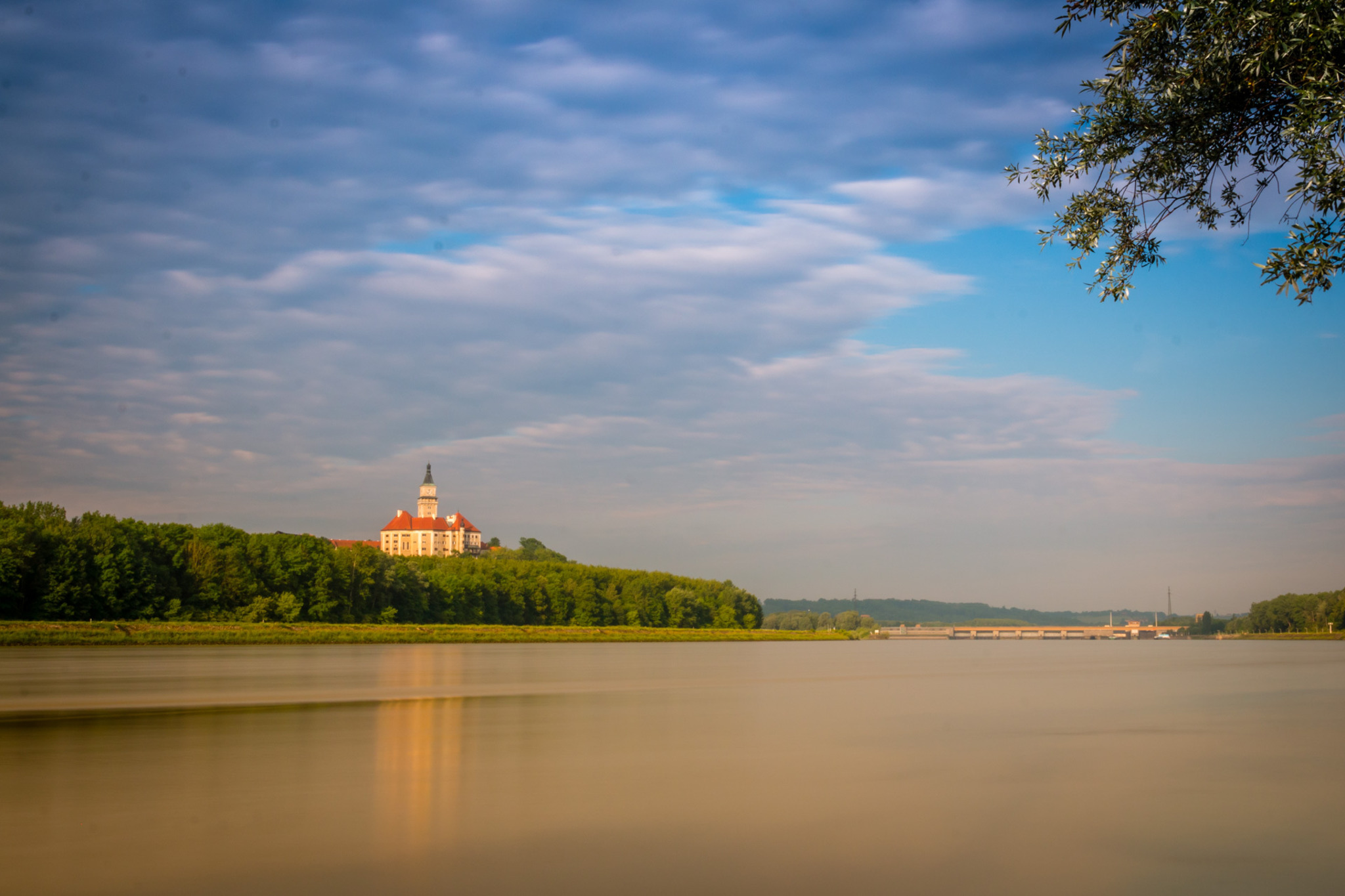 Schloß Wallsee und das Donaukraftwerk Wallsee-Mitterkirchen - Perg