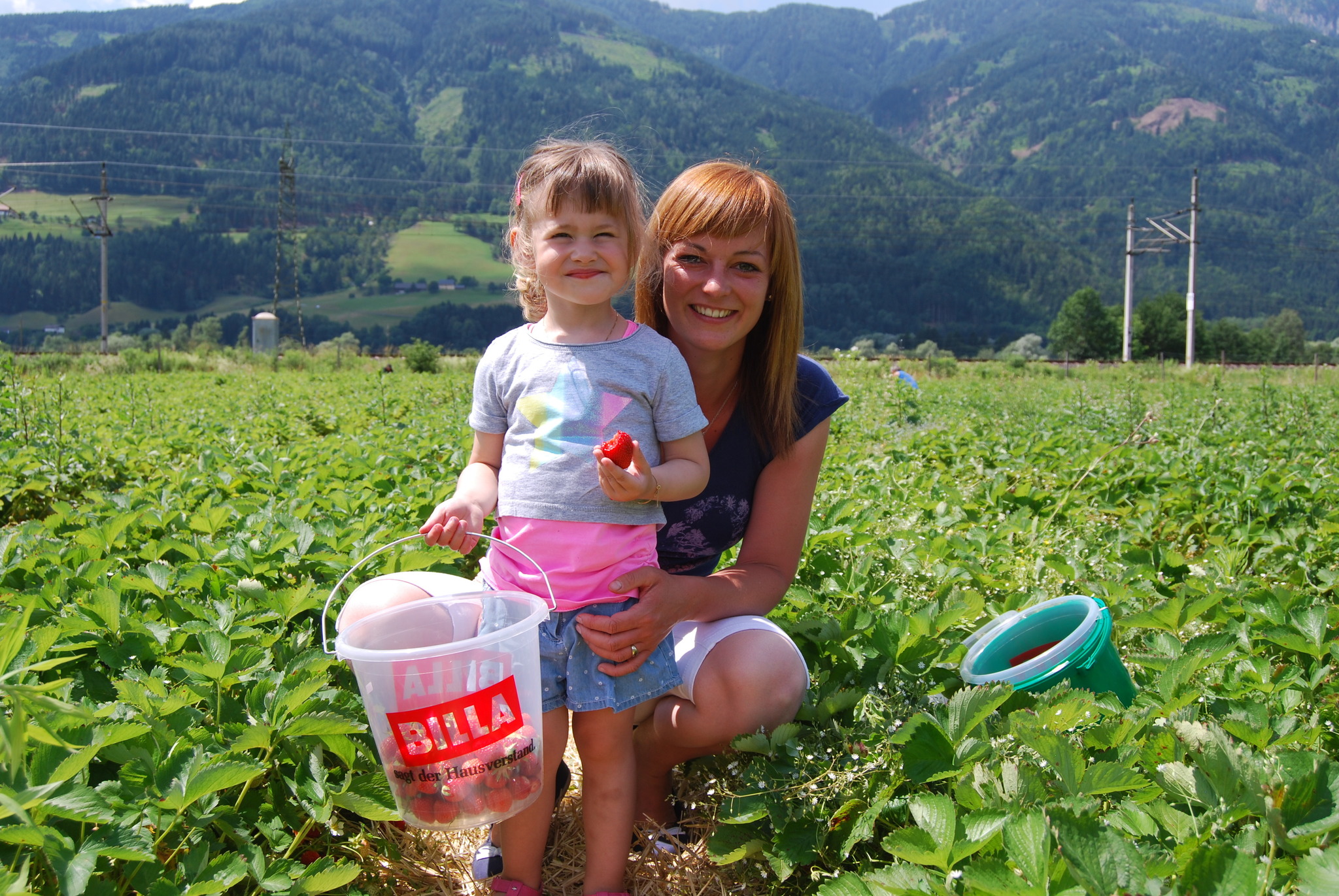 Hannah mit ihrer Patentante Carolin im Erdbeerland Spittal - Spittal