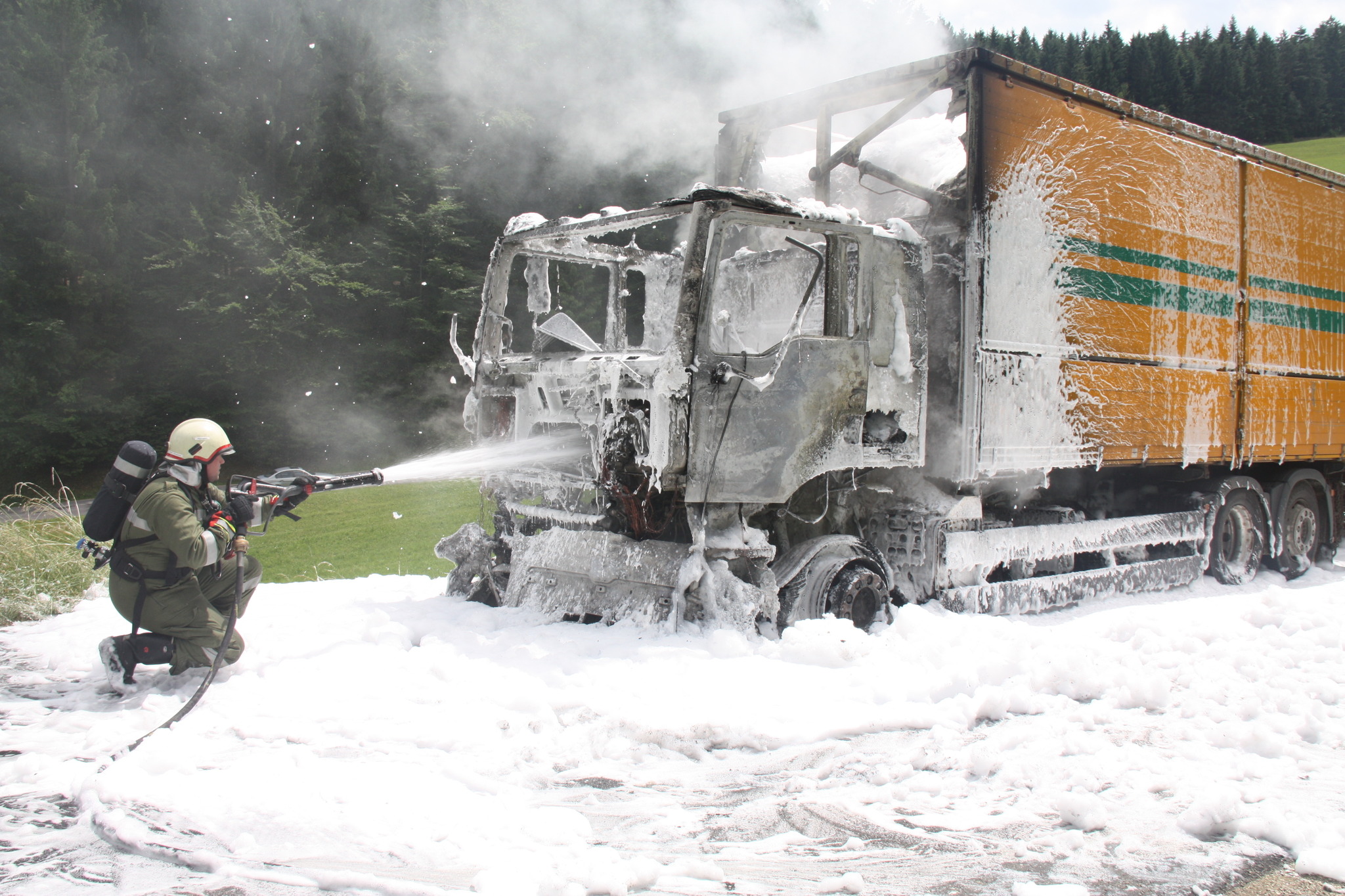 LKW brannte aus - neue Bilder - Perg