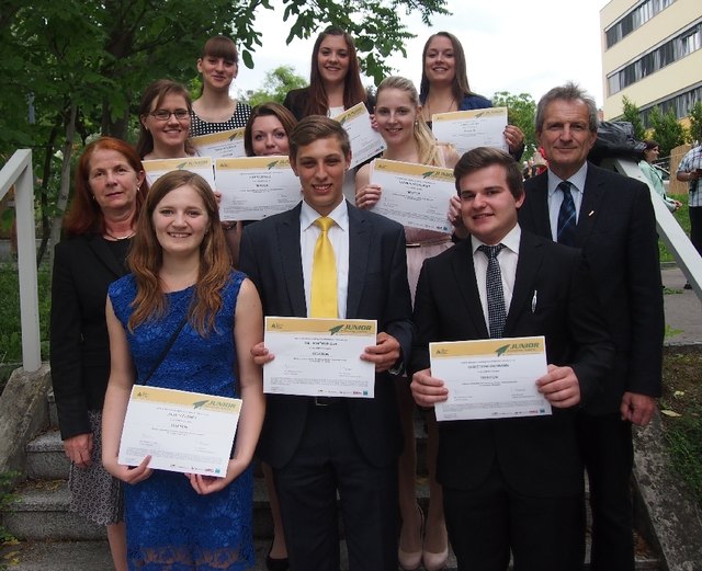 SchülerInnen der HLF Krems als JungunternehmerInnen ausgezeichnet! - Krems
