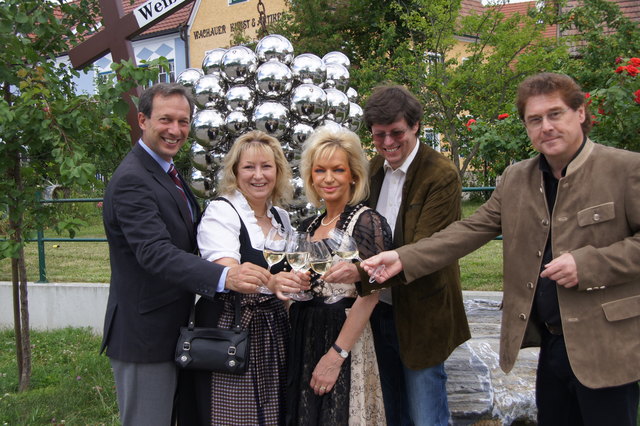 Traube als neues Wahrzeichen in Weißenkirchen - Krems