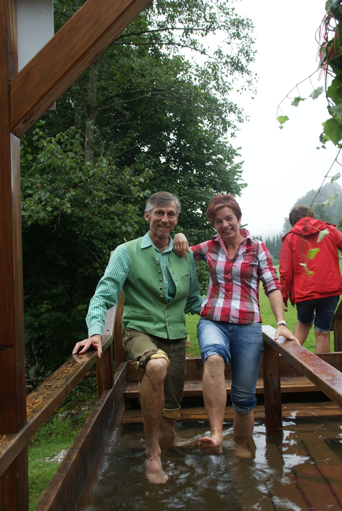 Wassertreten im neuen Oberwenger Kneippbecken - Kirchdorf