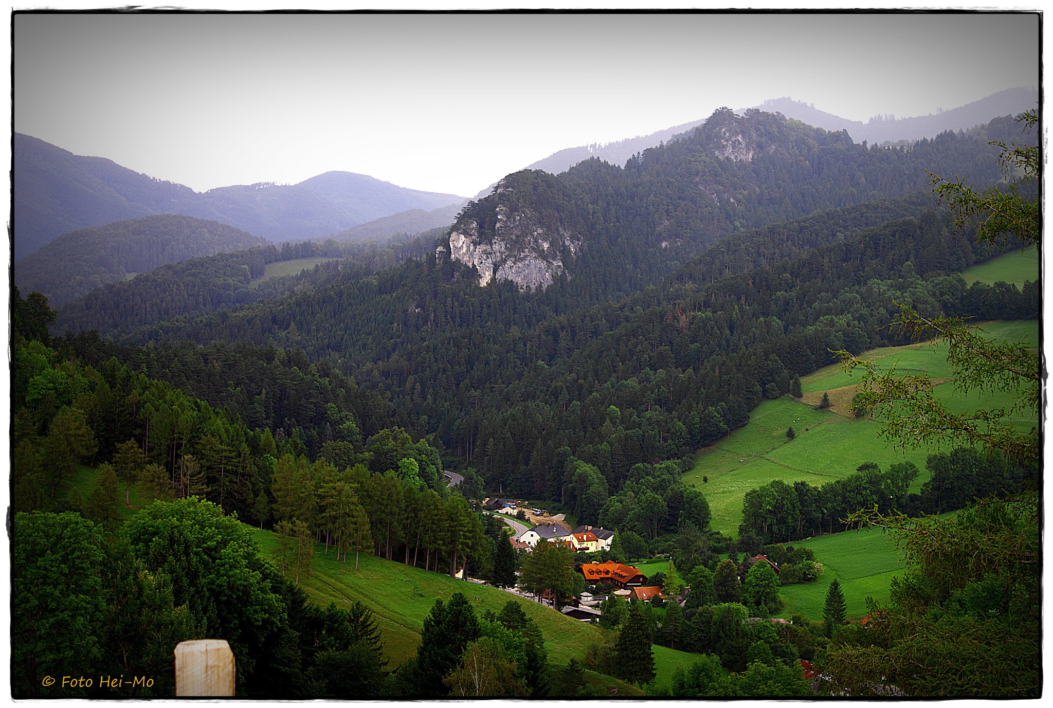 Ein Blick auf den romantischen Ort Miesenbach - Wiener Neustadt