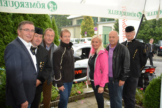 Gäste trotzen dem Regen bei Eröffnung der E-Tankstellen - Lilienfeld