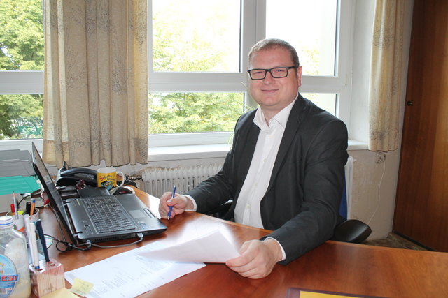 Wie der jüngste Bürgermeister die jungen Einwohner in St. Thomas halten ...