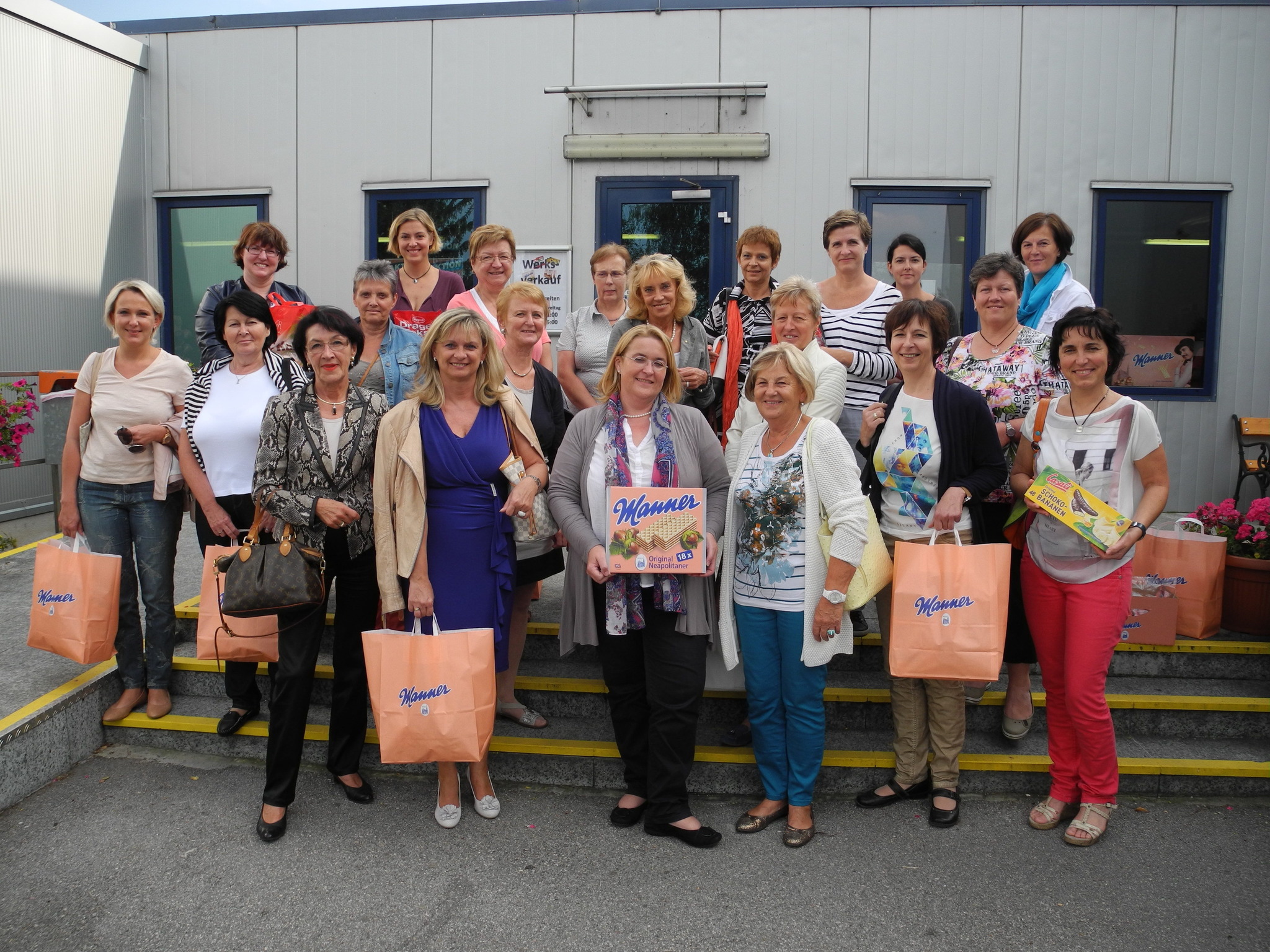 Frau in der Wirtschaft besucht „Manner“-Werk in Wolkersdorf - Mistelbach