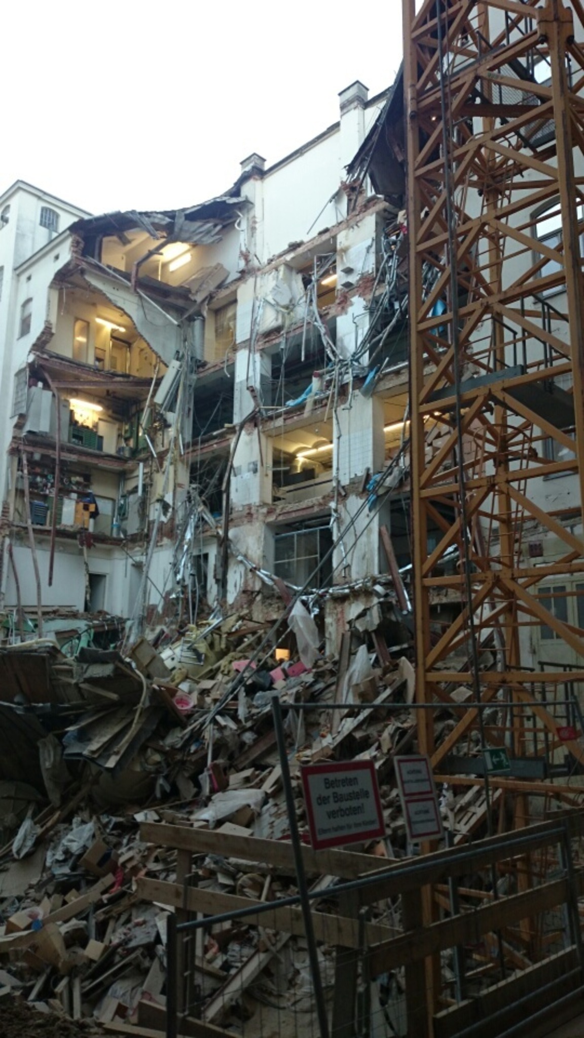 Manner Fabrik teilweise eingestürzt - Hernals