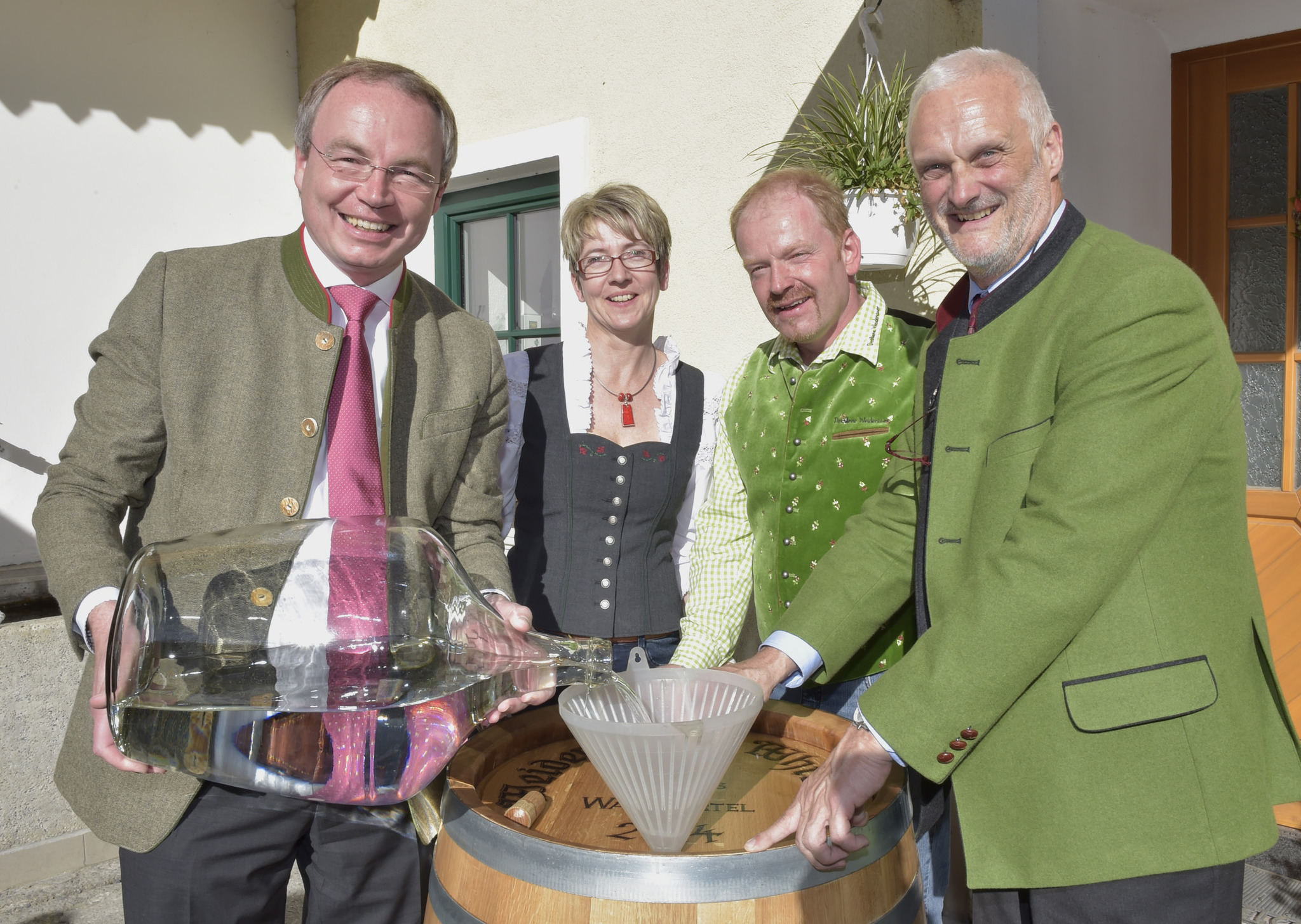 Kriecherl brennt: Pernkopf zu Gast bei Destillerie Weidenauer - Zwettl