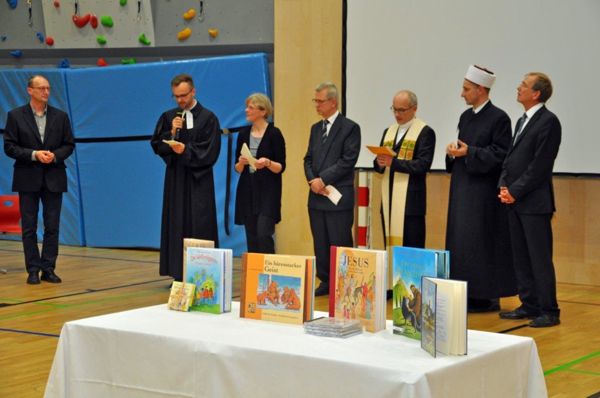 Die Schulbibliothek der „Schule am Inn“ multireligiös erweitert ...