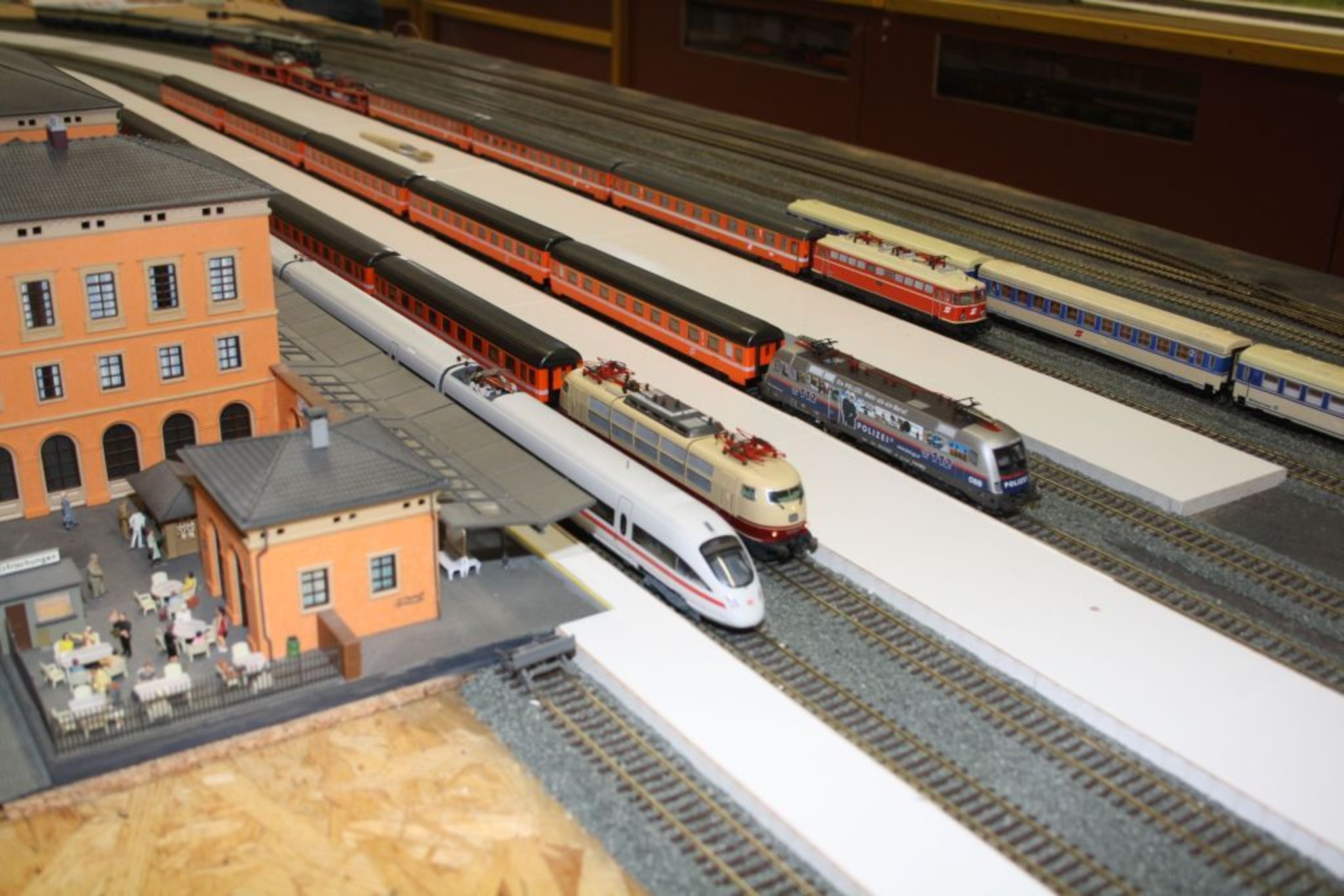 Vorsicht auf Gleis 1 – Zug fährt ab: Modellbahnschau in Kleinreifling ...