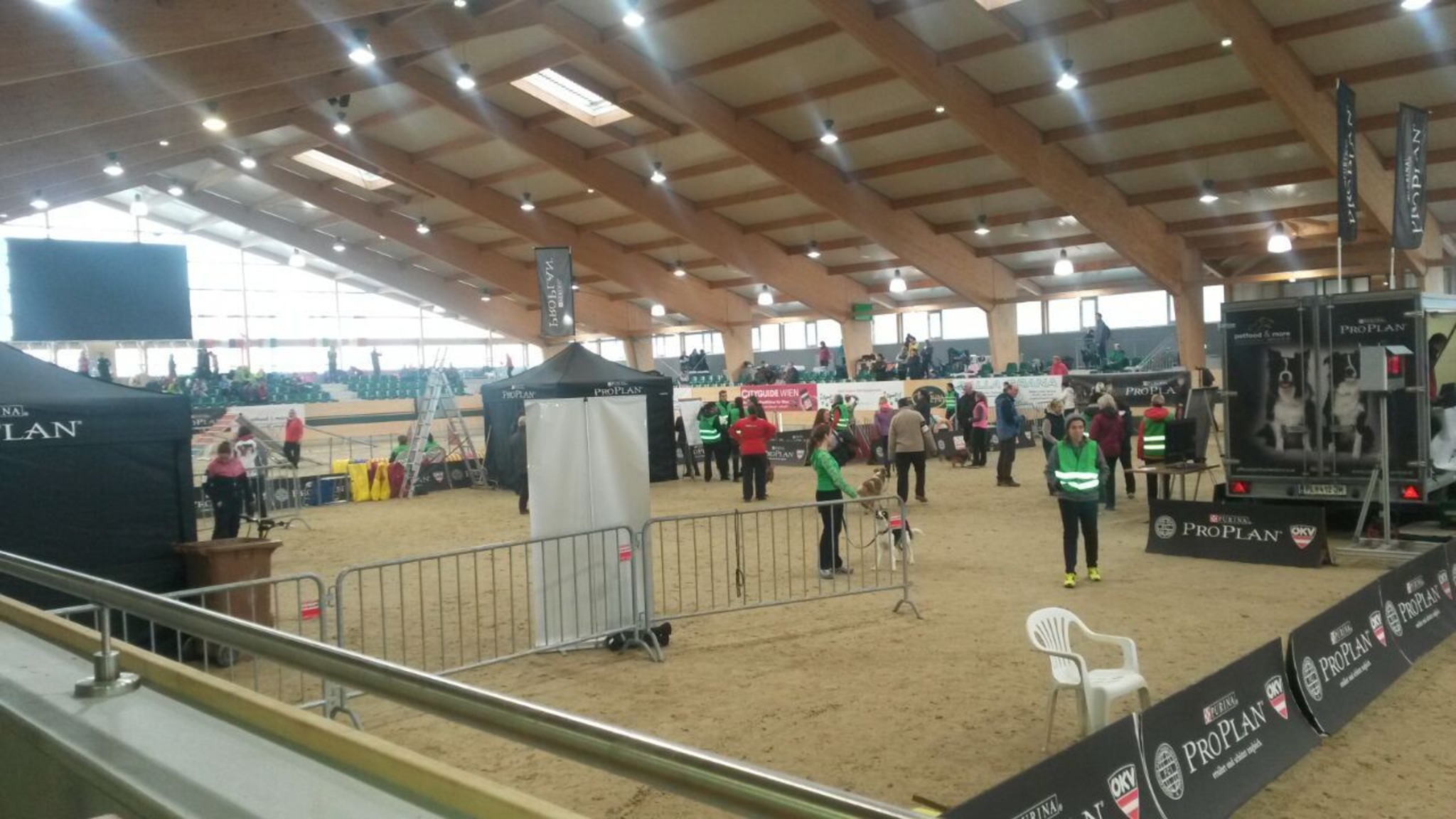 Im MAGNA RACINO sind die Hunde los - das 1. MAGNA RACINO Agility Open ...