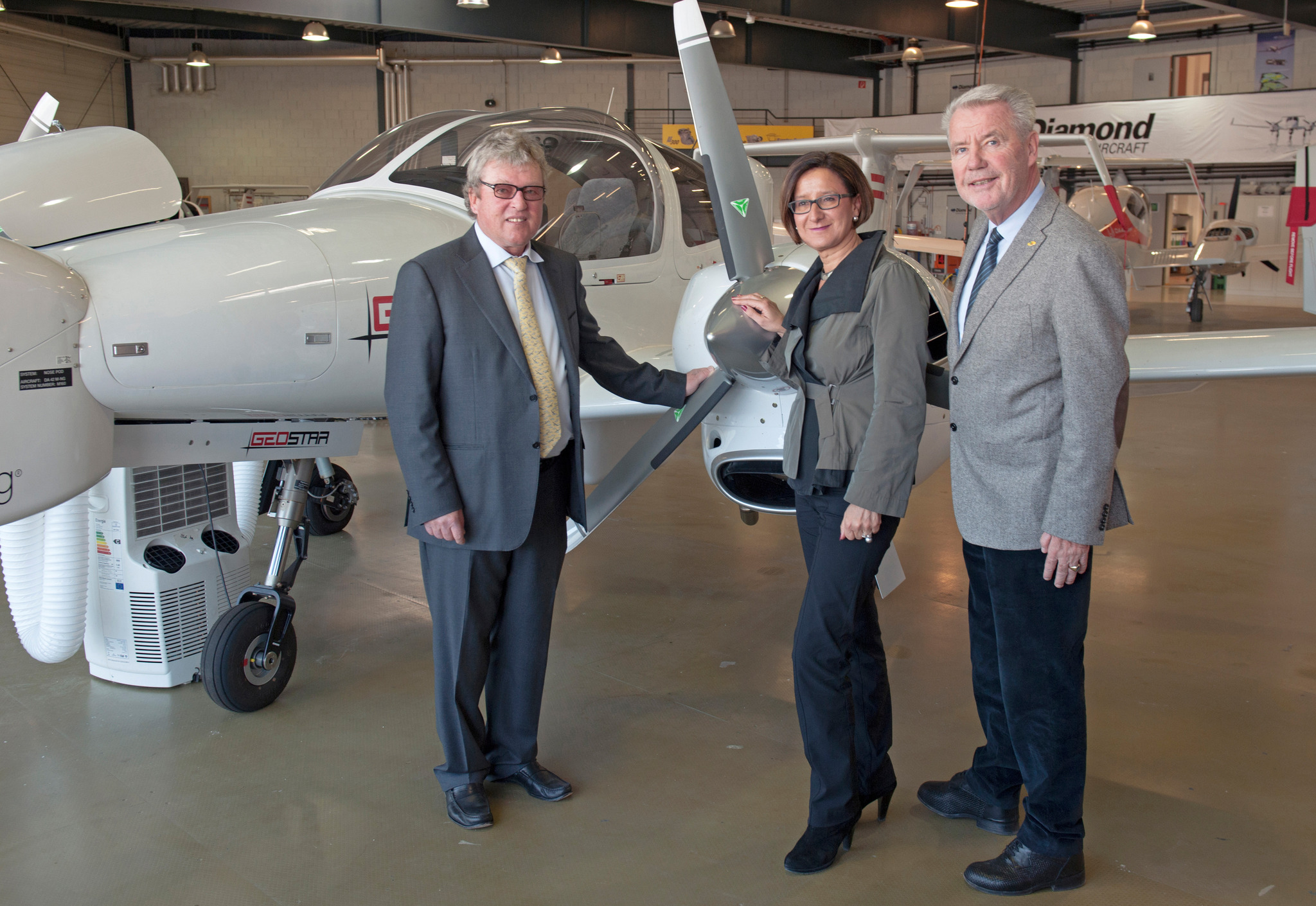 Innenministerbesuch bei Diamond Aircraft - Wiener Neustadt