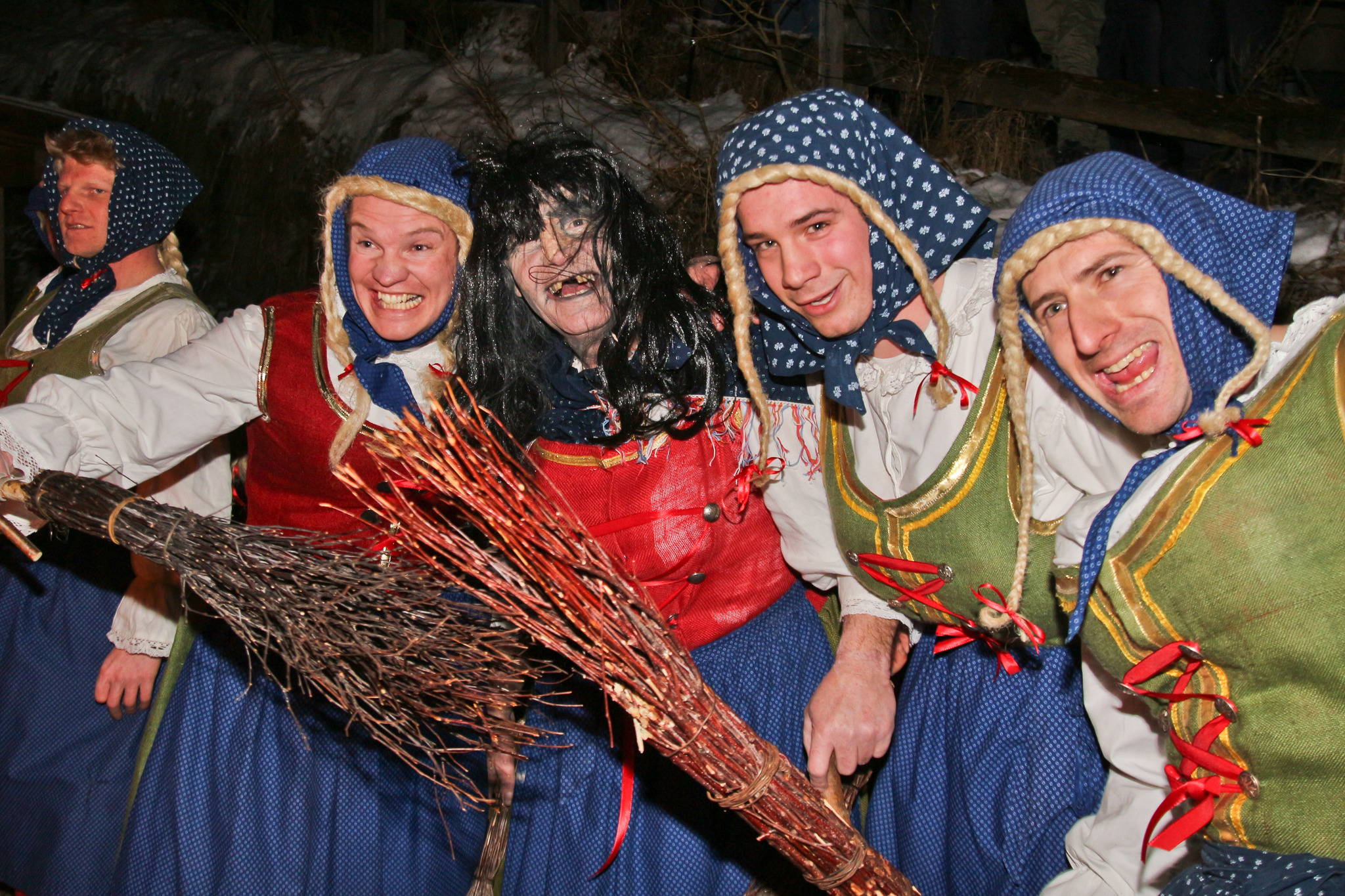 Die Hexenmuater isch au´gweckt - Arzler Hexen komplett beim Singeslerlauf - Imst