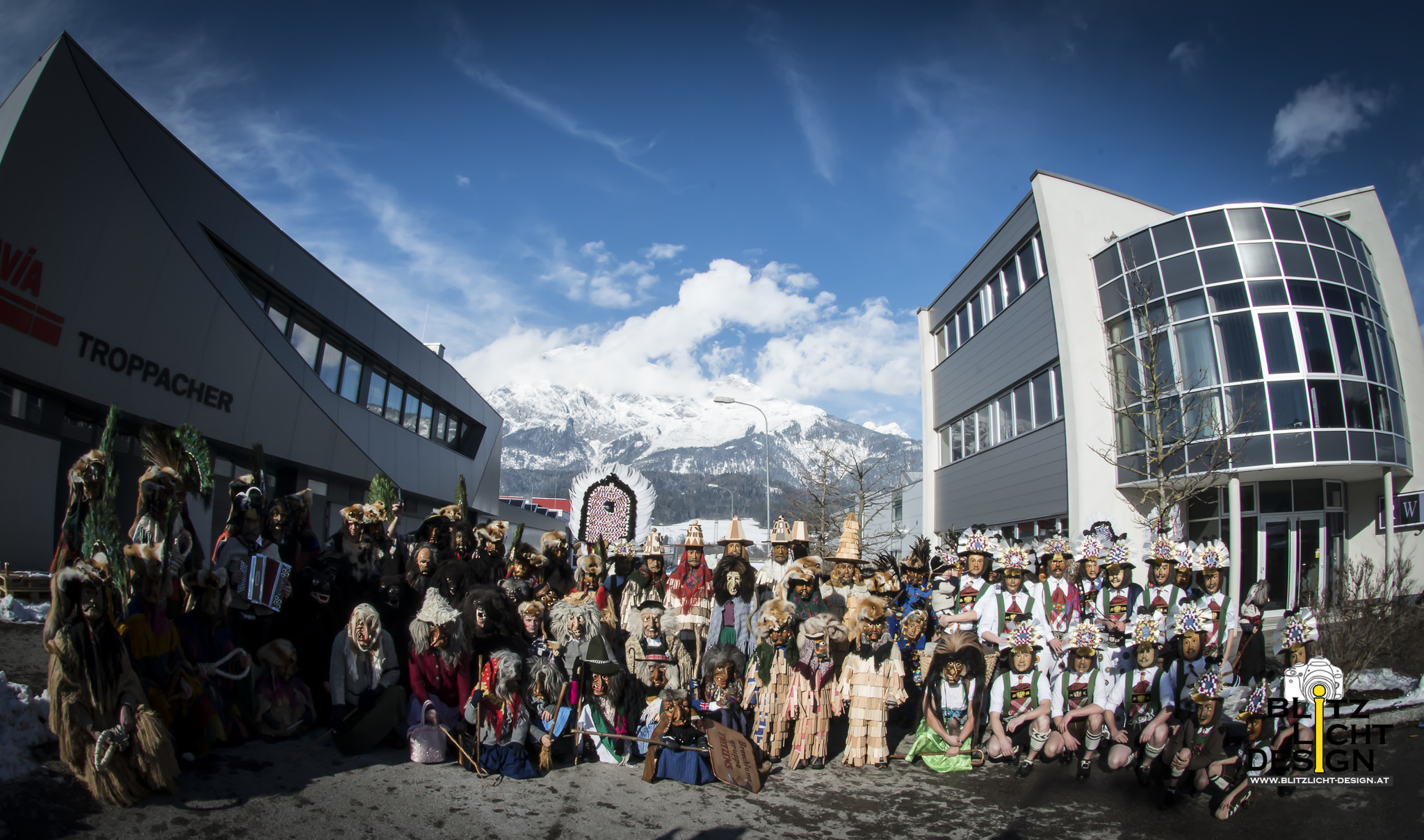 Tausende beim Muller und Matschgerer schaugn . - Landeck