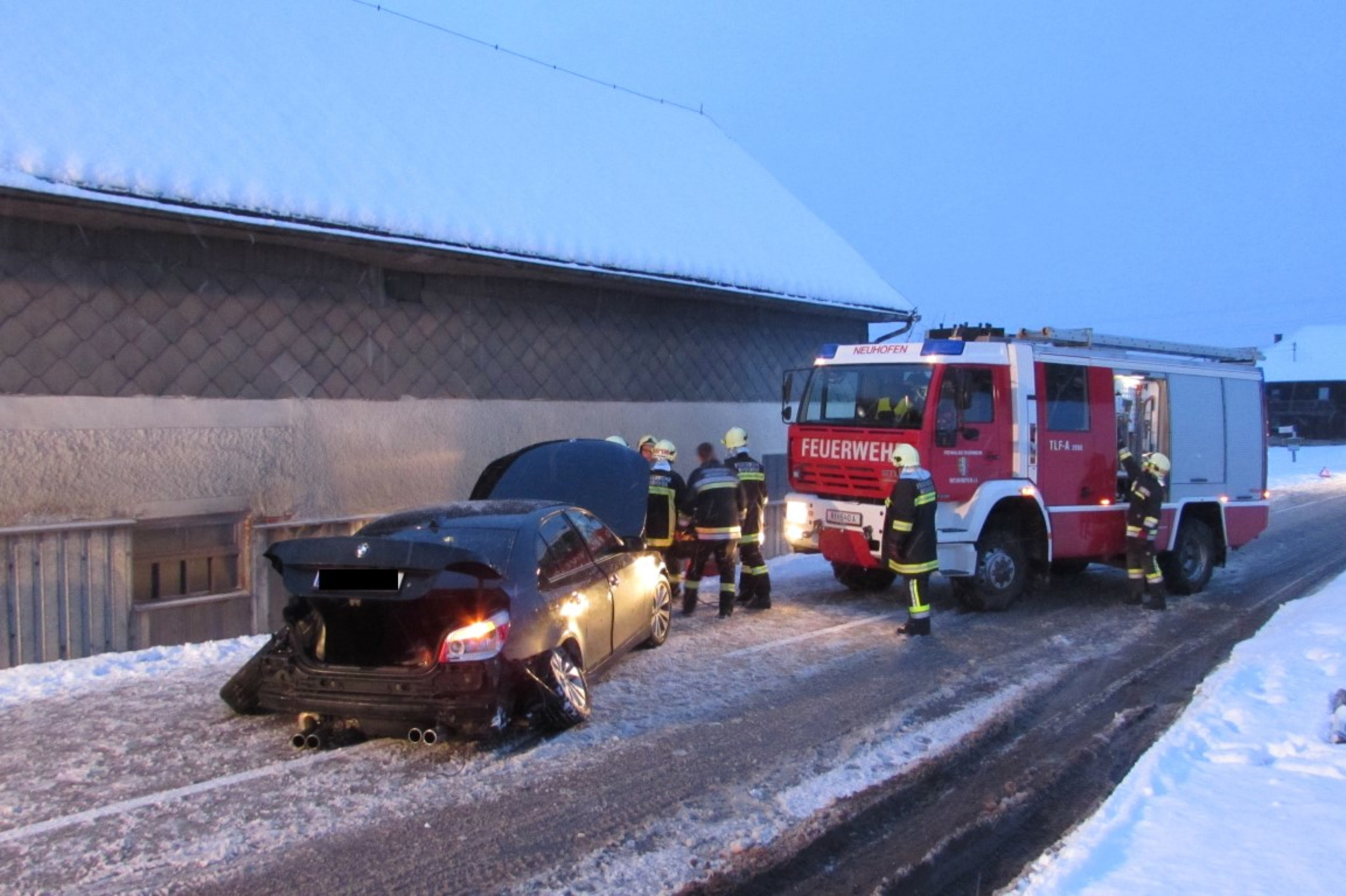 Unfall auf schneeglatter Fahrbahn - Ried
