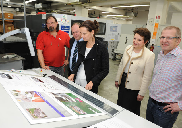 Trauner Verlag begrüßte Ministerin Karmasin - Linz