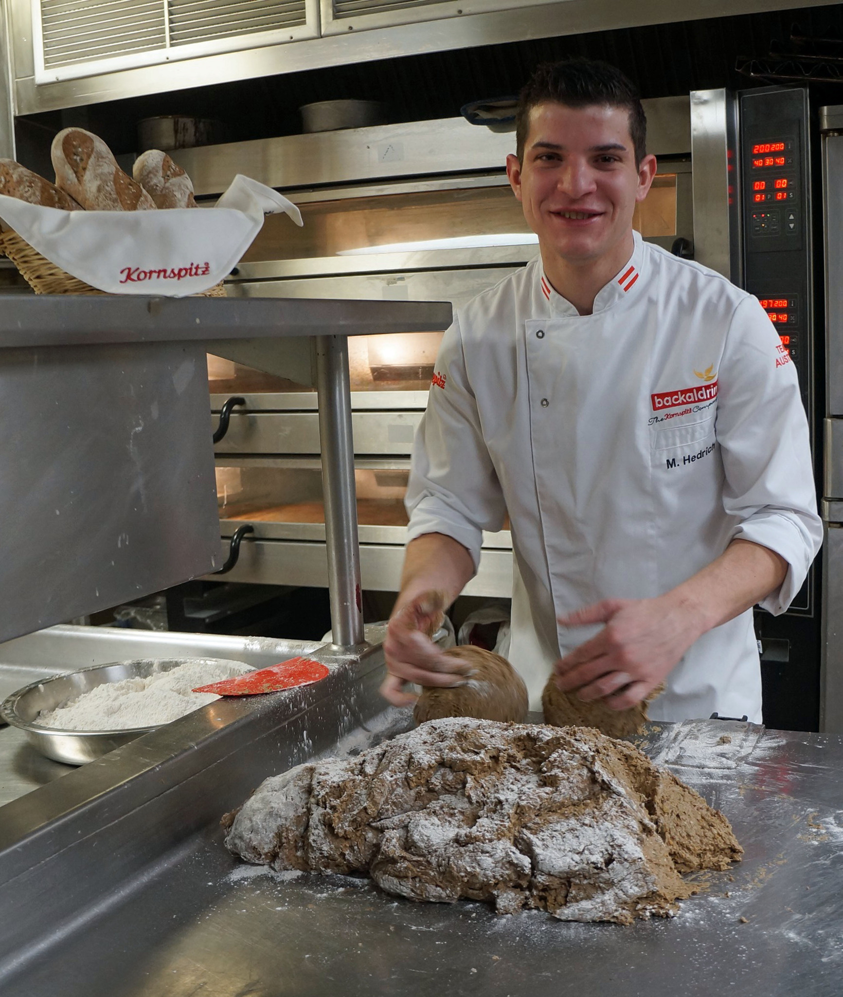 Bäcker aus OÖ backt im Deutschen Haus in Vail - Enns