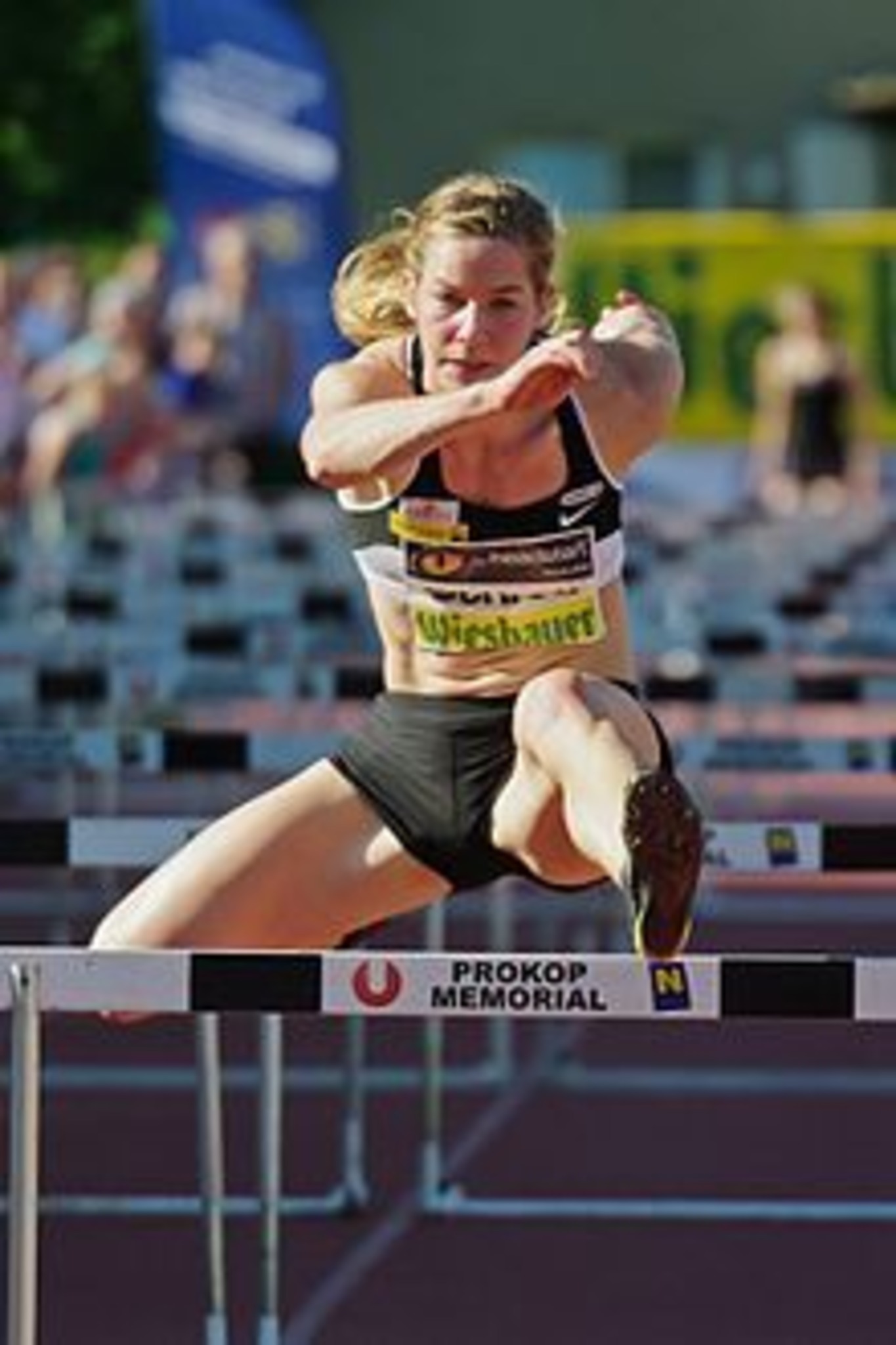 Hürdenläuferin Beate Schrott beim 29. Payerbacher Frühlingslauf ...