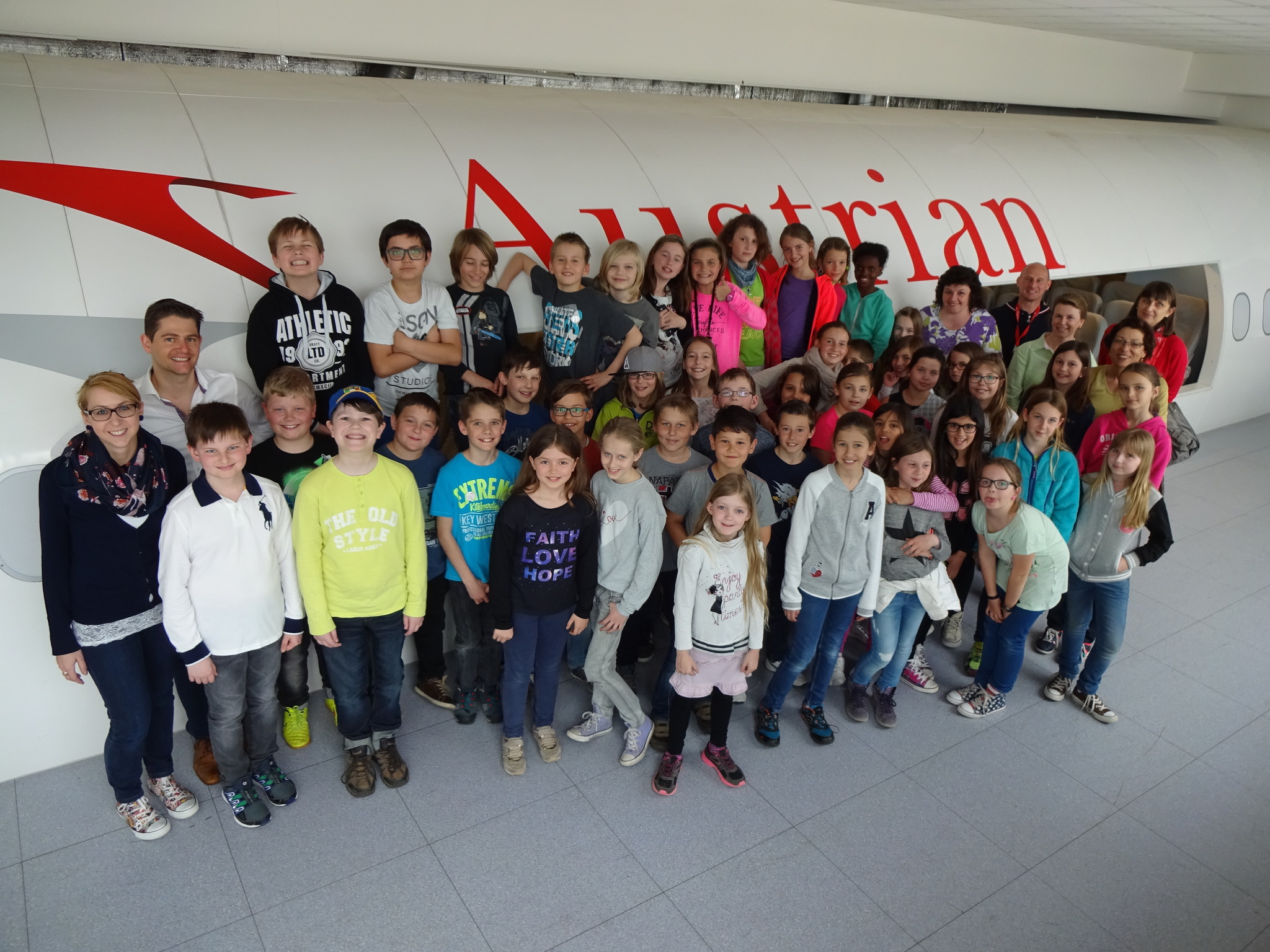 4. Klassen der Röm. kath. Volksschule bei Austrian Airlines am ...
