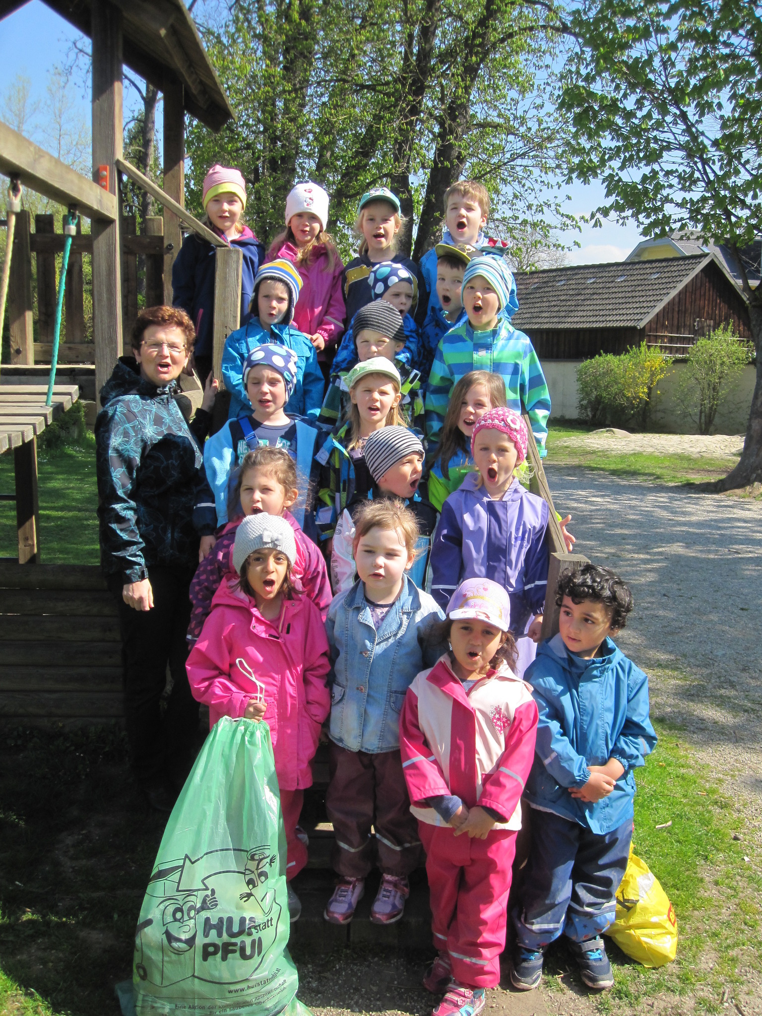 "BUNTE WELT" Kindergartenkinder helfen die Umwelt sauber zu halten - Perg