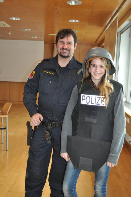 Girls Day 2015 gewährt Einblicke in Polizei-Beruf - Klagenfurt