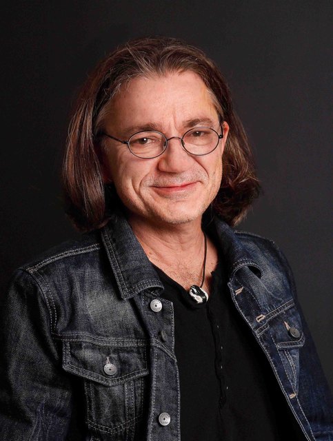 Christian Lehner signiert sein Buch "Piran für alle Jahreszeiten ...