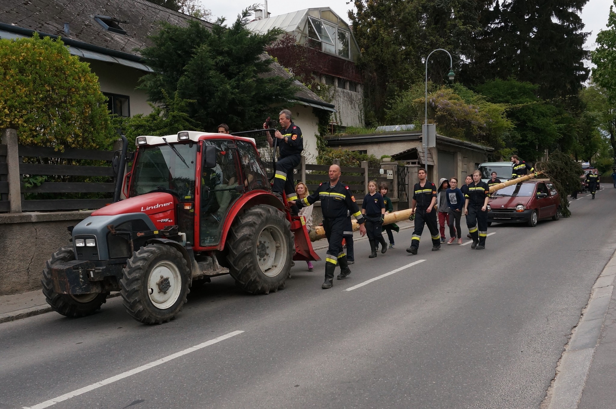 Der Maibaum ragt über Kritzendorf - Klosterneuburg