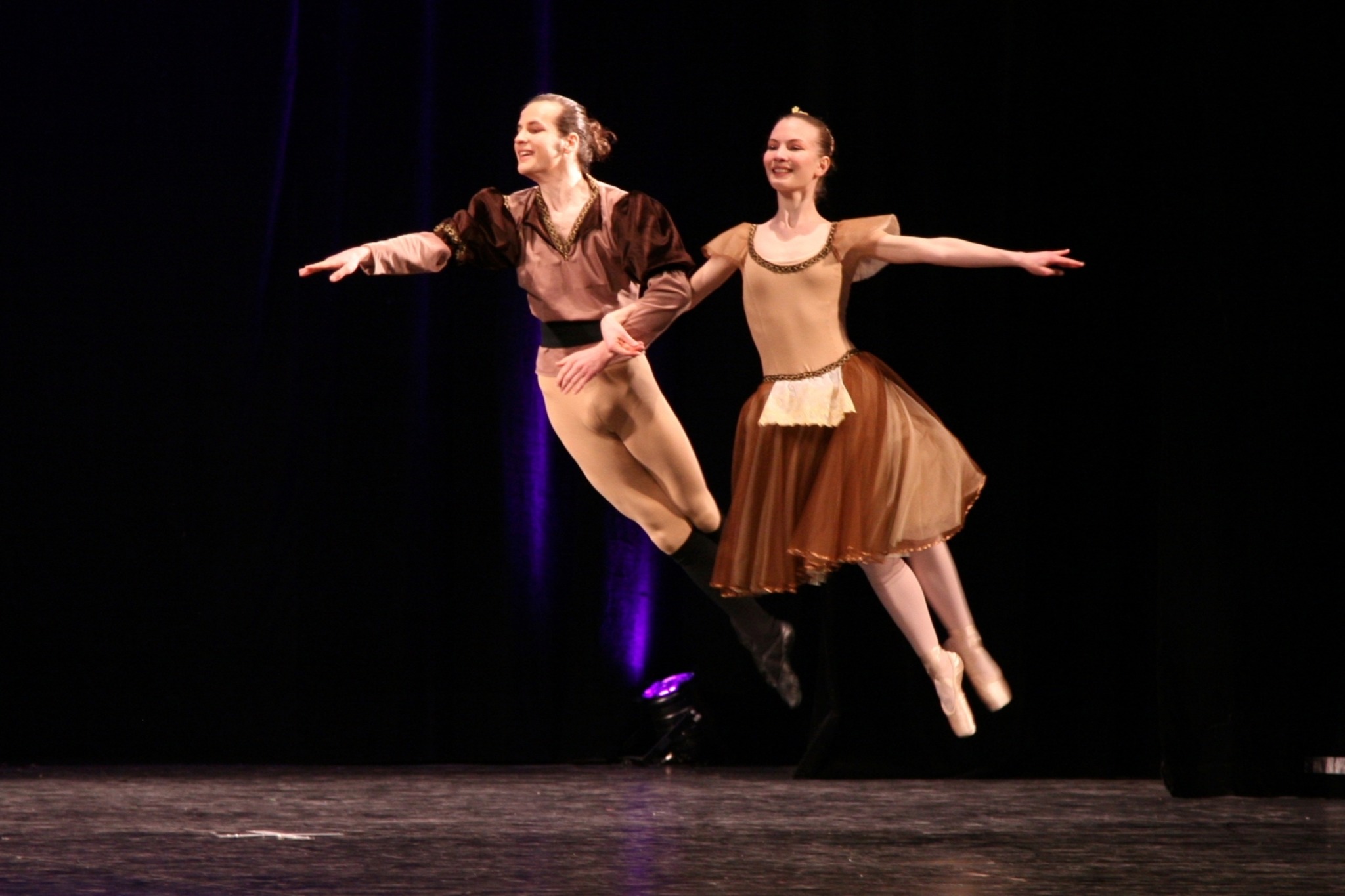 Ballettschüler tanzen "Giselle" im Maestro - Linz