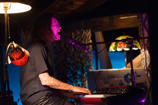 Wohnzimmerkonzert von Musikerin Mel Mayr im ,,möblich" Salzburg ...