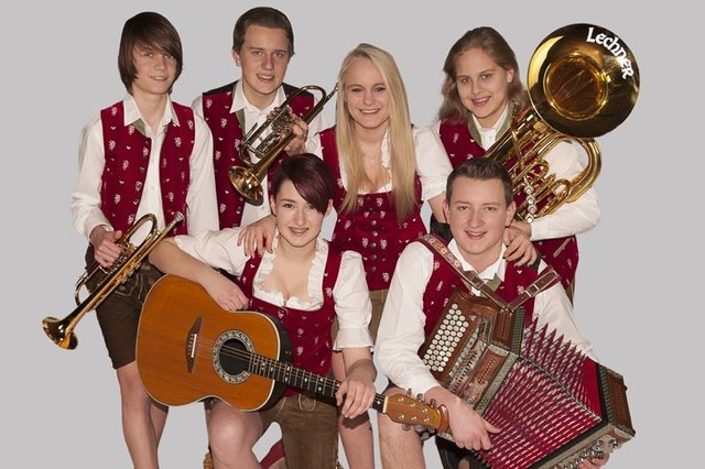 Frühschoppen zum Jubiläum: 20 Jahre Tankstelle Zmugg & Cafe ...