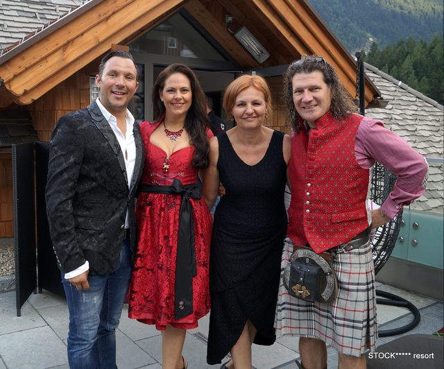 COOLE DRINKS, SONNENGEREIFTE FRÜCHTE, AUSGEFALLENE MODE UND DAS STOCK ...